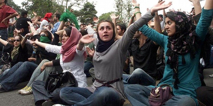 Iran Histoire De La Résistance Des Femmes Sous Le Régime Des Mollahs